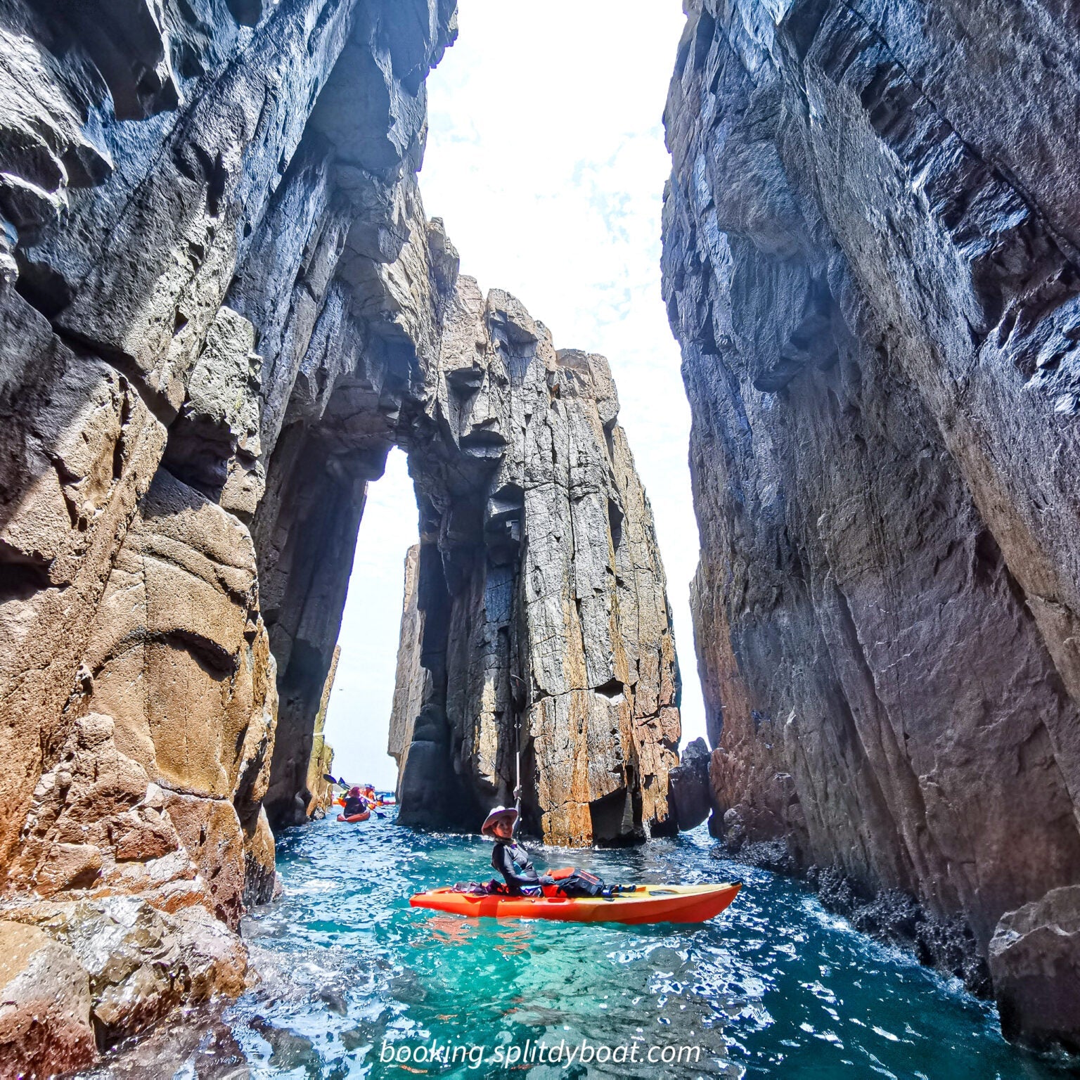 Sai Kung Volcanic Rock Region Kayaking Tour – Splitdyboat